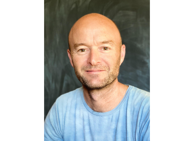 Apple industrial designer Peter Russell-Clarke steps down, joins Vast ...