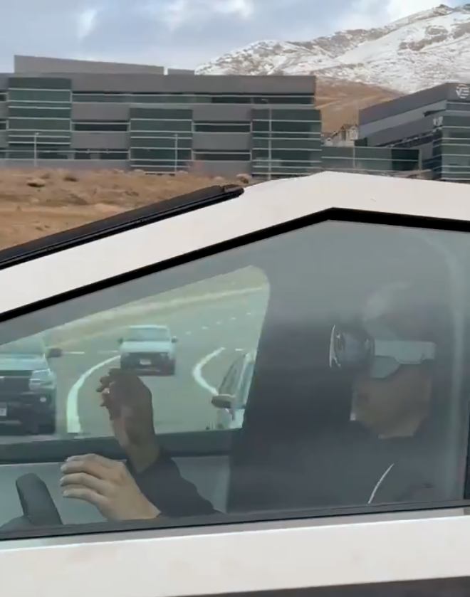 Viral videos of Tesla drivers wearing Apple Vision Pro prompt U.S ...